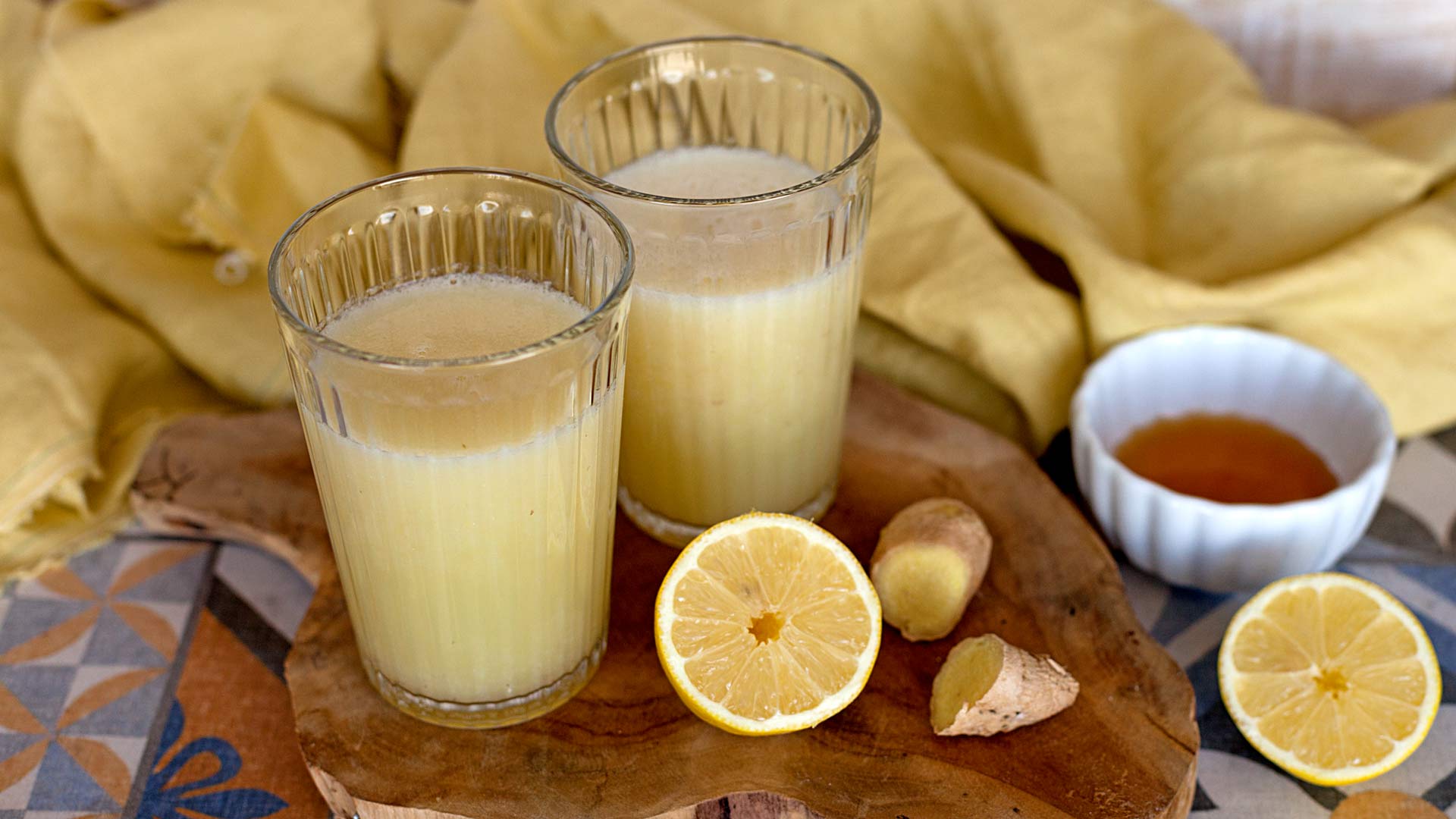 Zumo para las defensas con limón, jengibre y miel cruda | LA COCINA SANA
